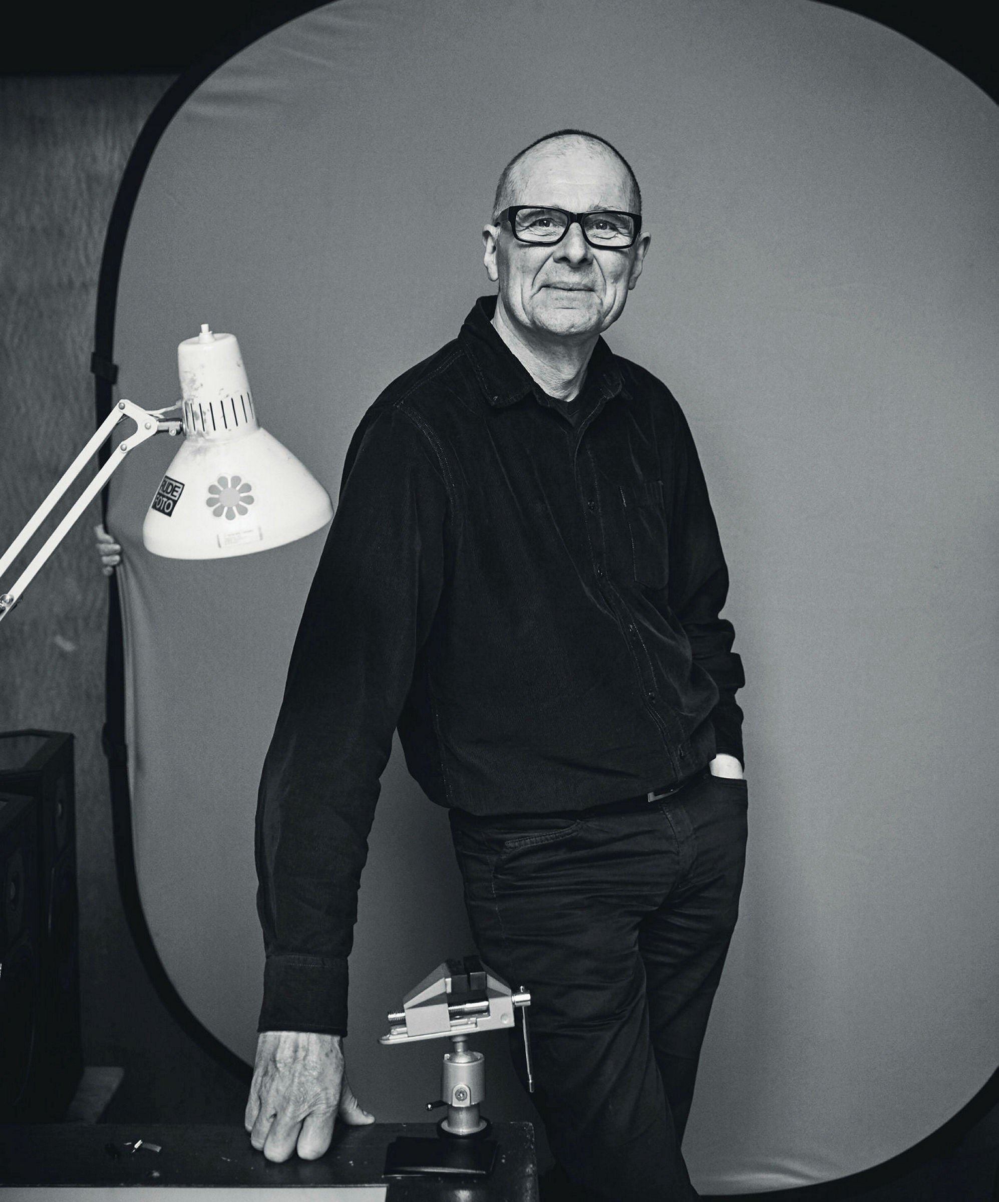 Fotograf Morten Løberg viser frem sin arbeidsplass. | DN