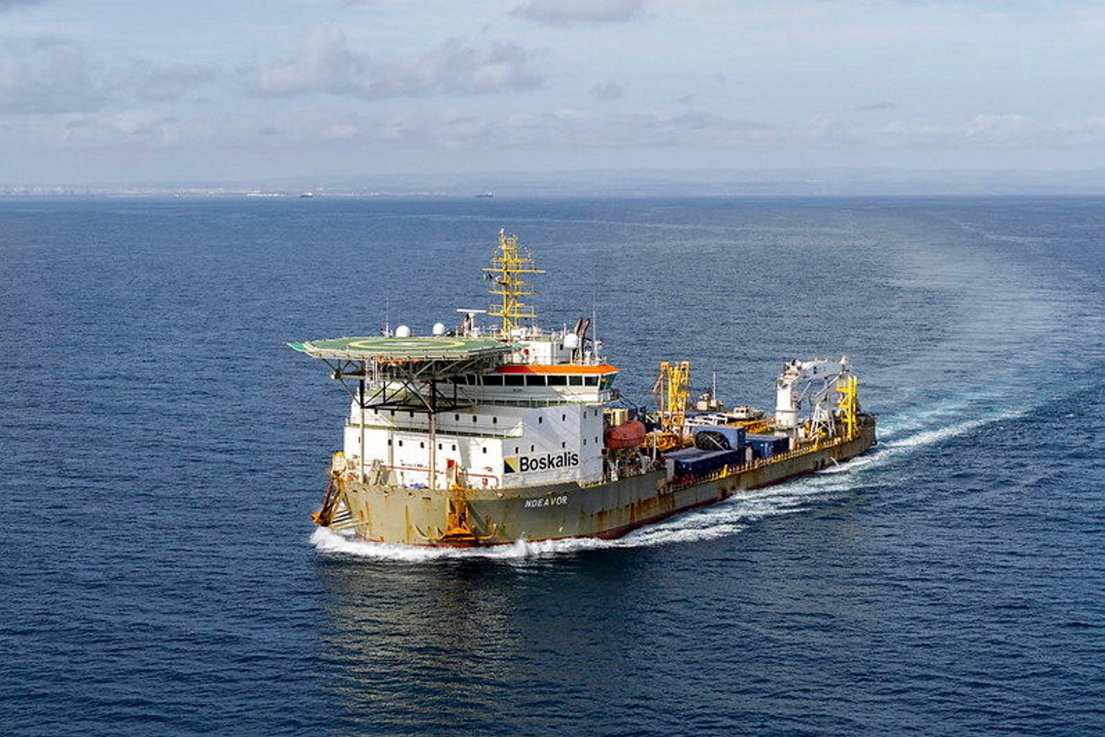Salvage team heads for ‘time bomb’ tanker at risk of exploding