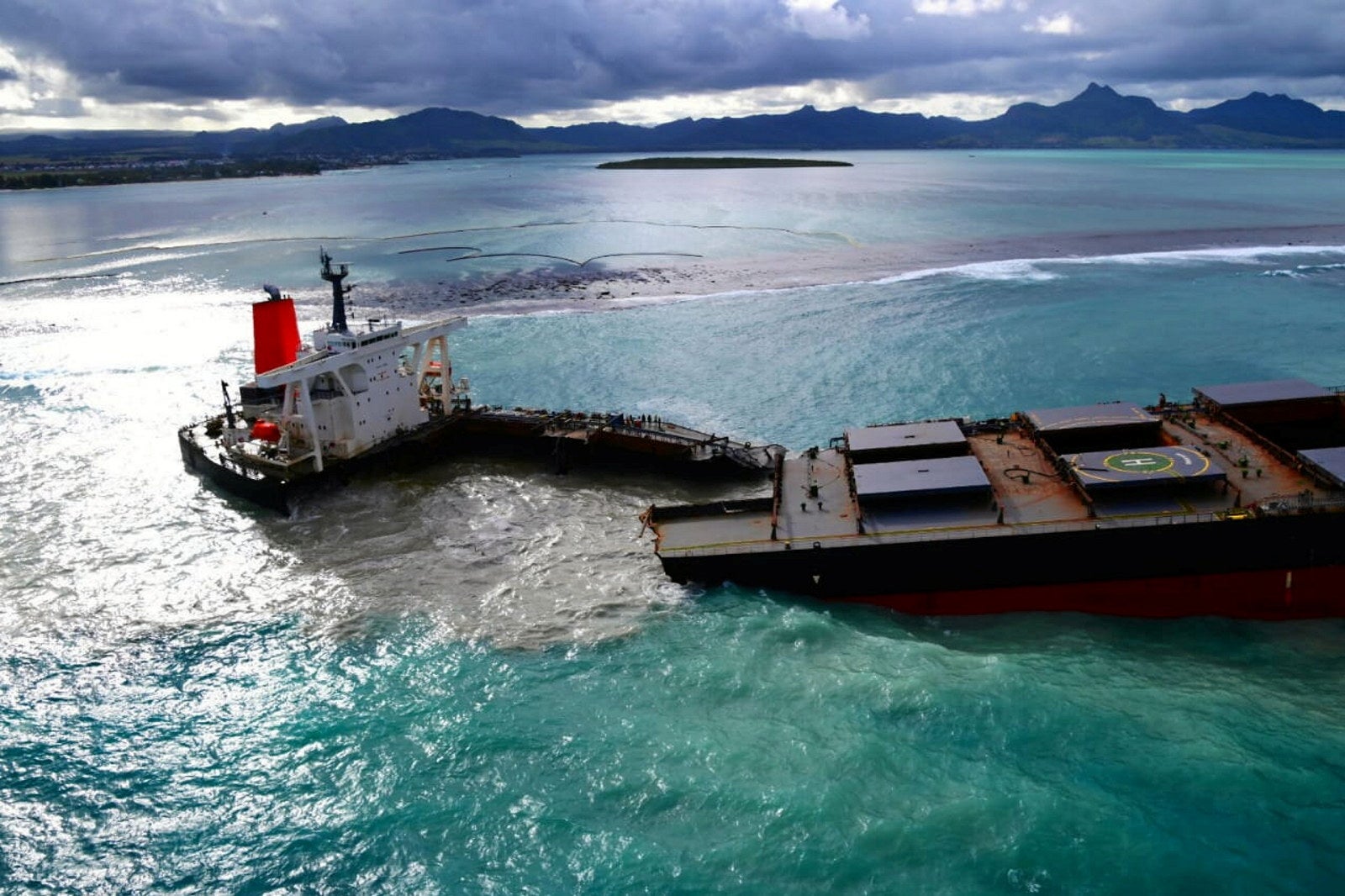 Jail sentence for Wakashio master and chief officer over Mauritius disaster