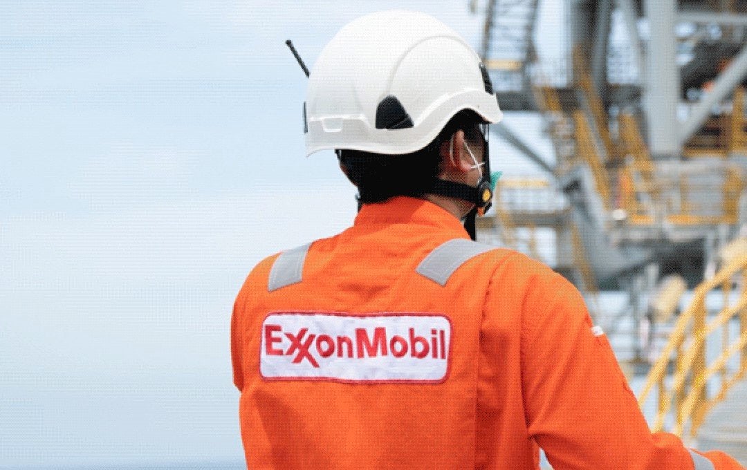 ExxonMobil presses pause on LNG bunker vessels in China ahead of port ...