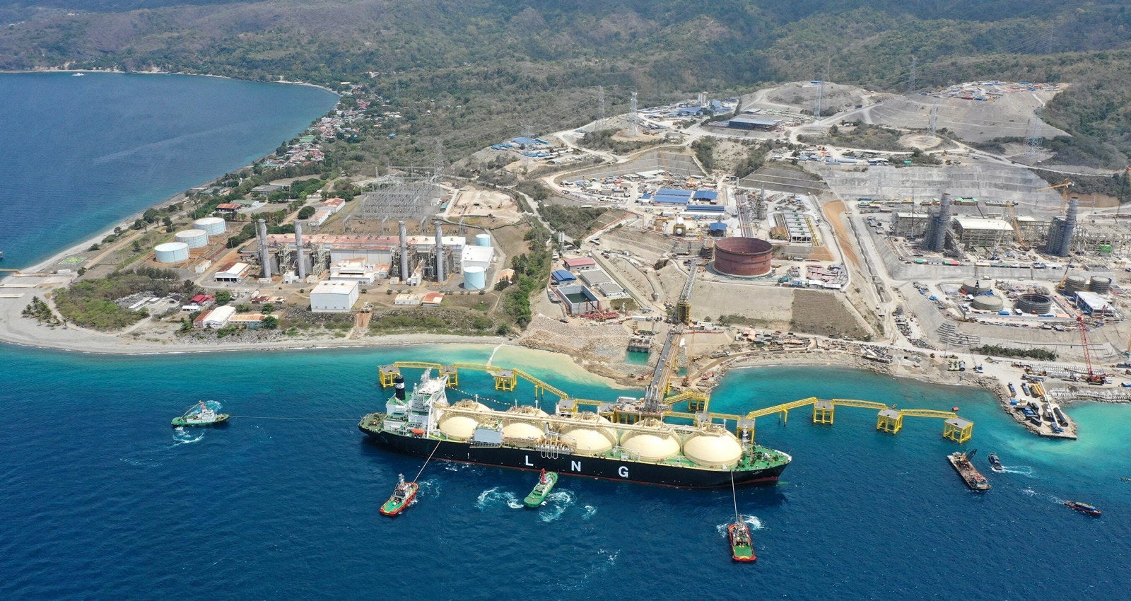 AG&P’s laden FSU berths at first LNG terminal for Philippines