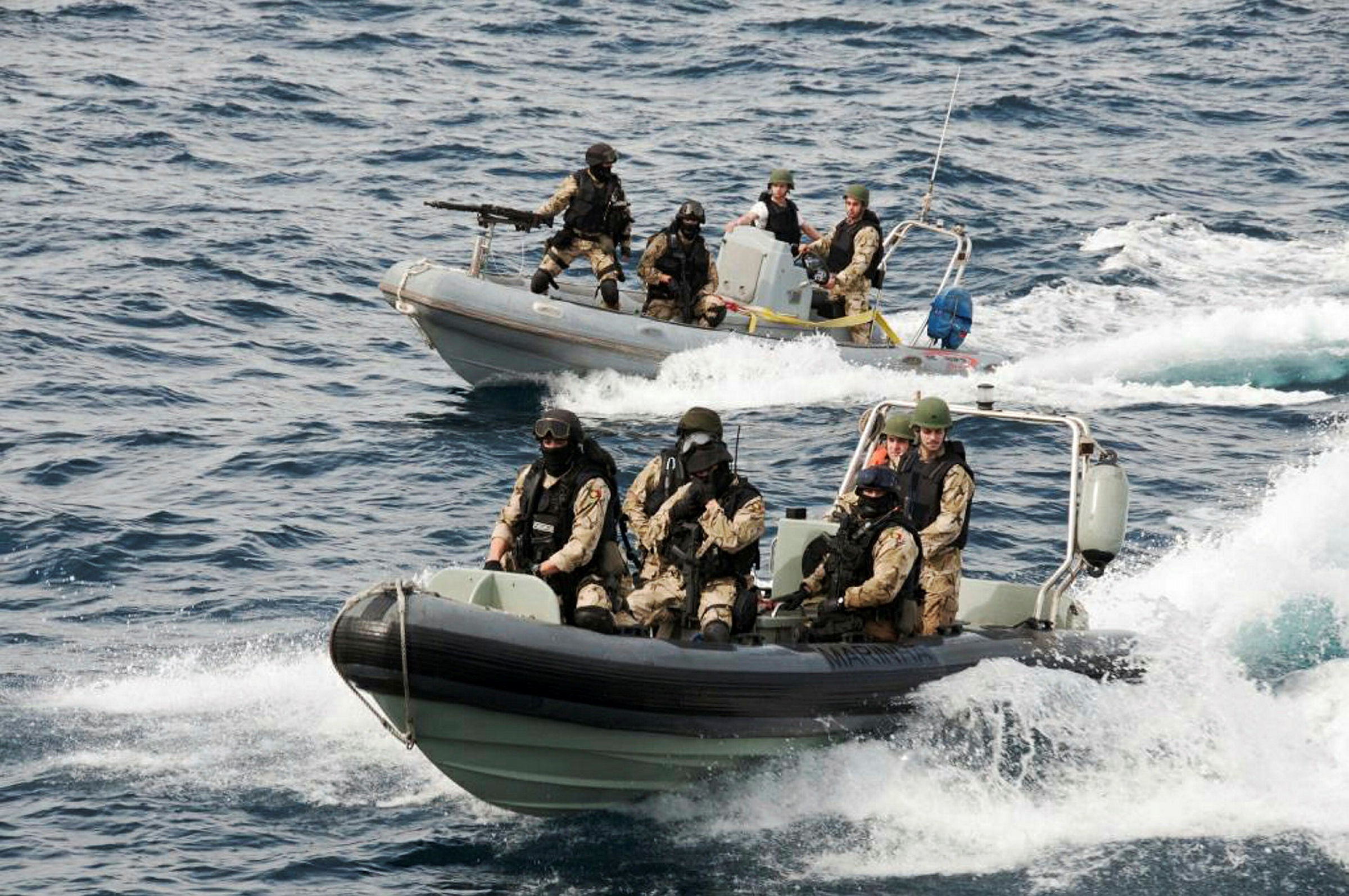 Somali pirates shoot at Leopard tanker