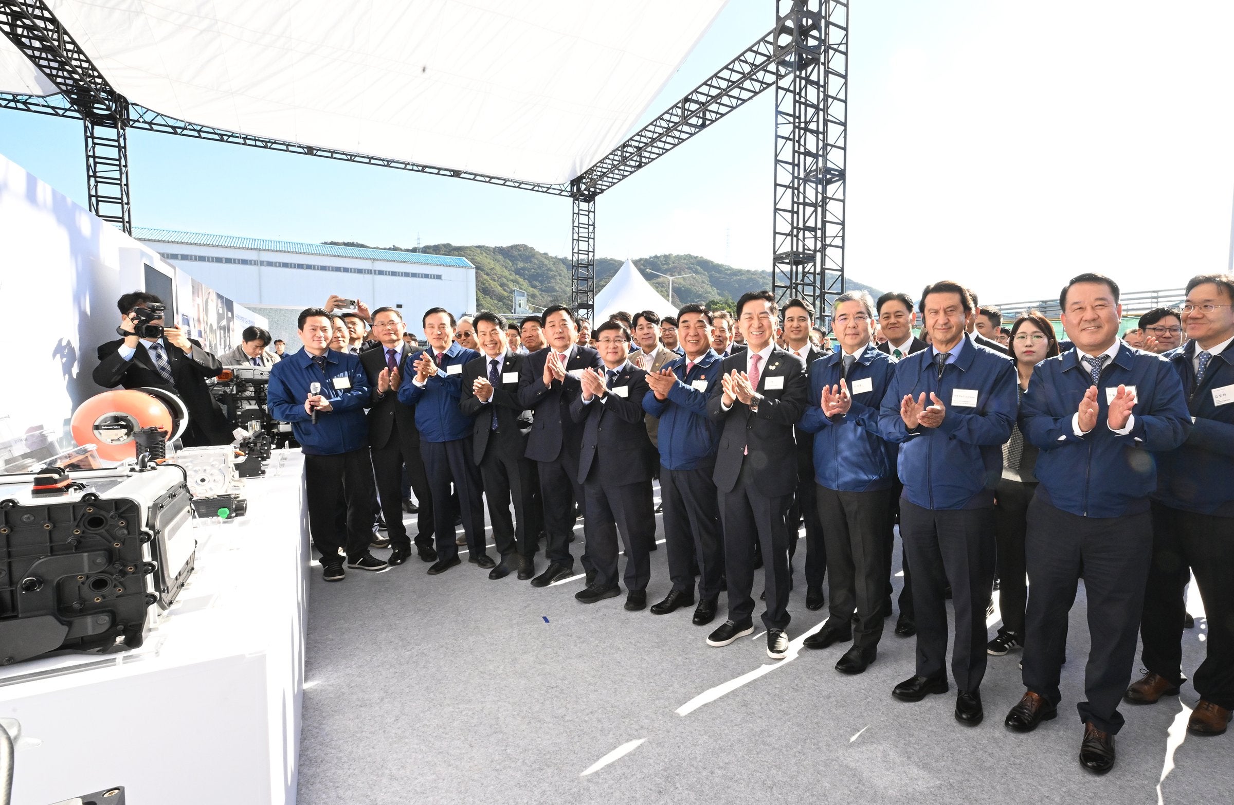 Hyundai starts construction of massive hydrogen fuel cell and ...