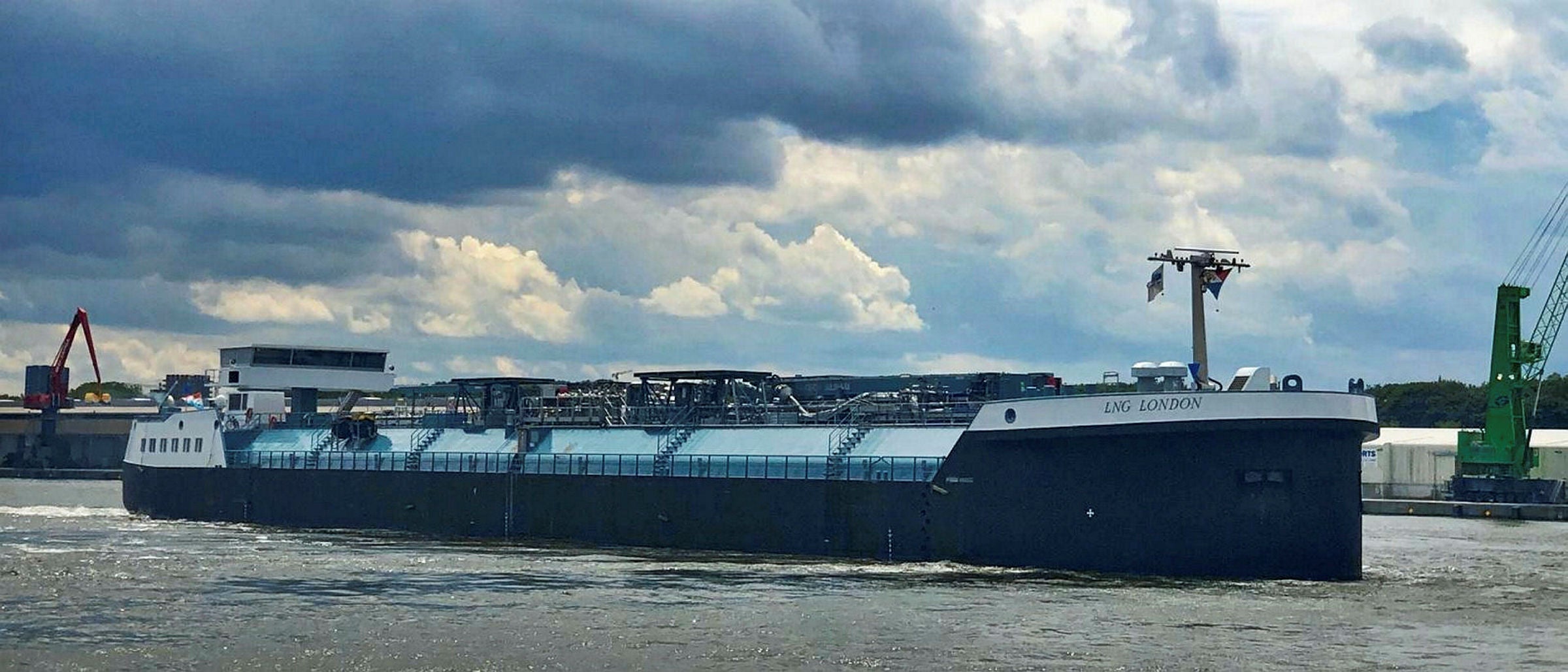Shell puts inland LNG bunker barge to work off Rotterdam